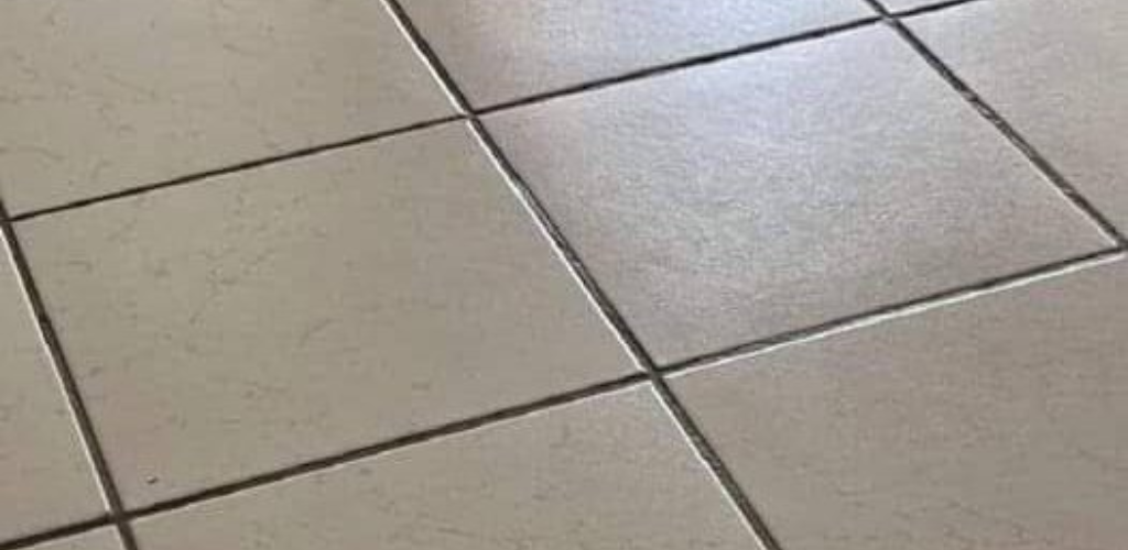 Ano, jedlá soda čistí a rozzáří dlaždice: Zde je návod, jak ji používat